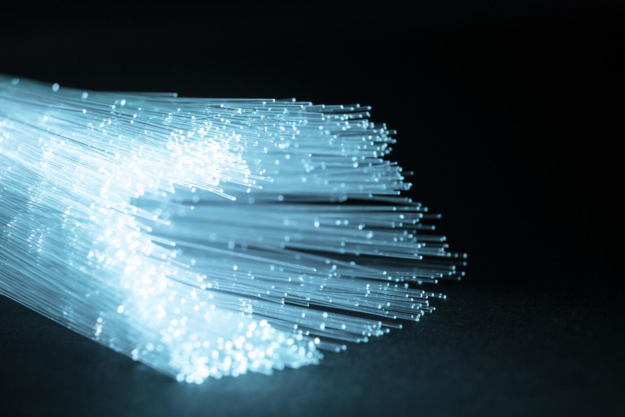 ¿Cómo elegir el mejor servicio de fibra óptica para tu hogar?